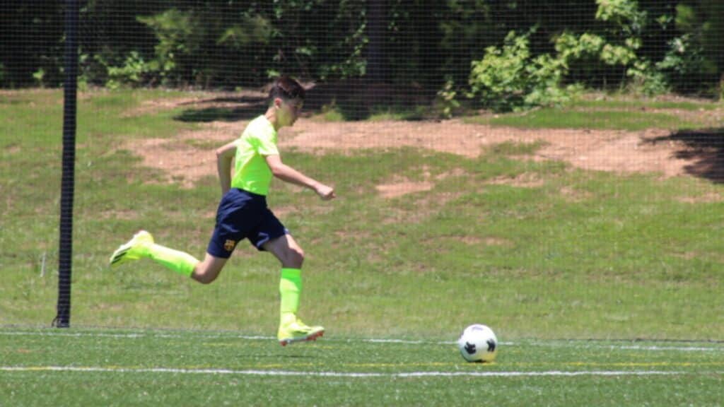 Scissors kick in soccer - Barça Academy US